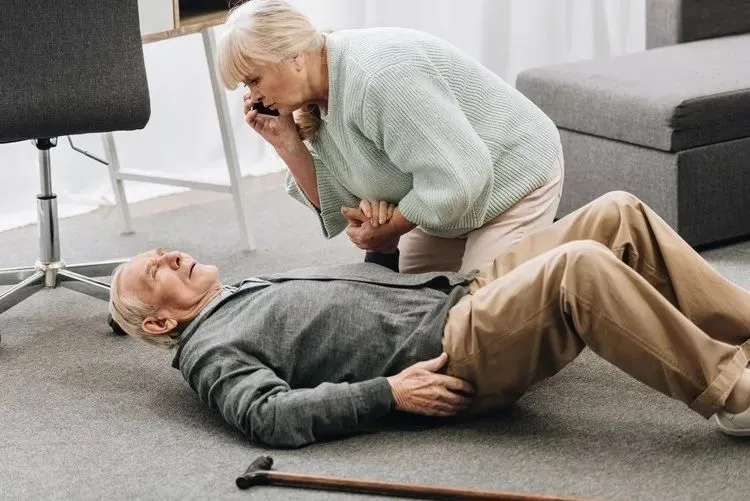 【科普贴】65岁以上老人摔倒后起身“正确姿势”，关键时刻能救命！ – MELBAR HOME CARE